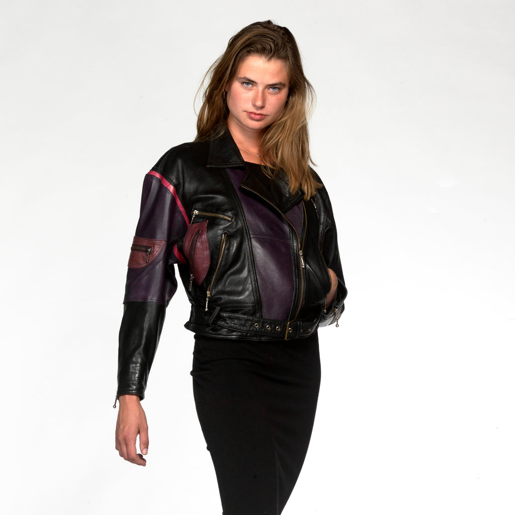 Purple Bomber – Iota by Machteld Schrameyer